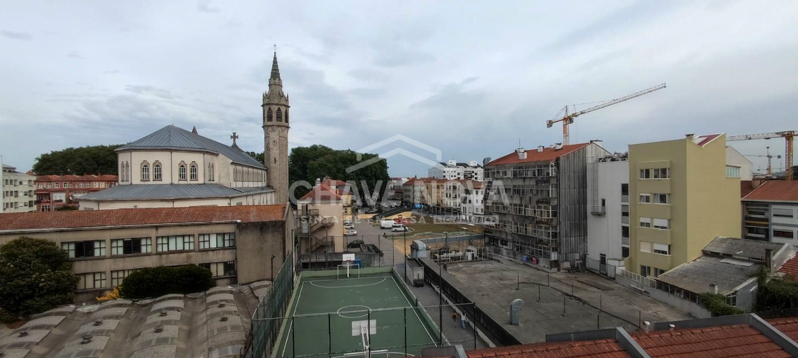 T2 para venda junto à Estação Metro do Marquês, Porto